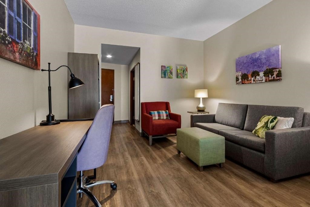 Comfort Suites Charleston West Ashley – Free Breakfast & Indoor Pool