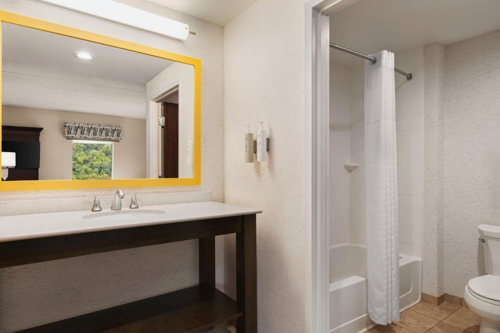 Hampton Inn & Suites Pittsburgh Waterfront West Homestead