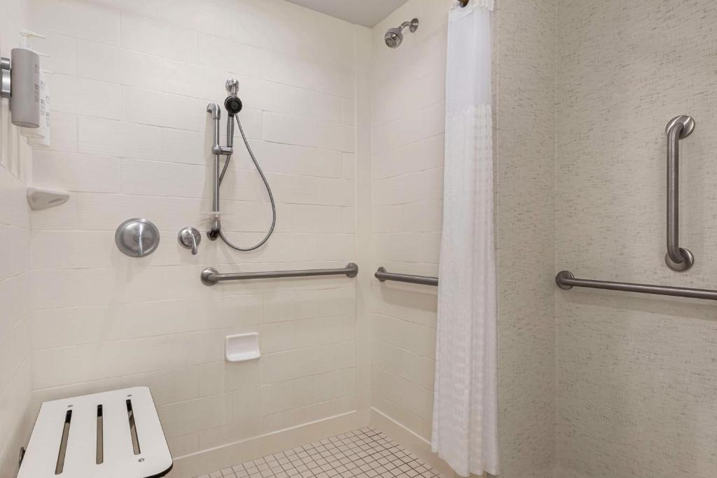 Hampton Inn & Suites Pittsburgh Waterfront West Homestead