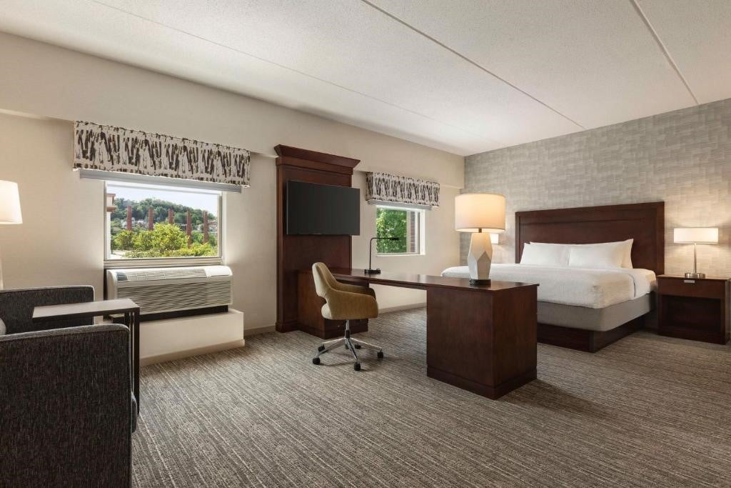 Hampton Inn & Suites Pittsburgh Waterfront West Homestead