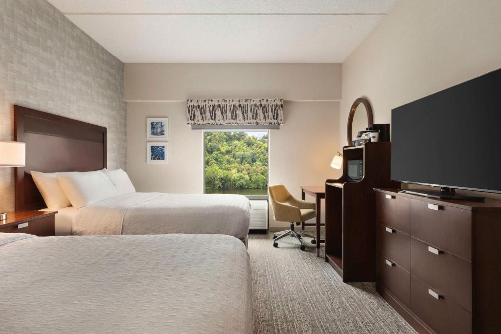 Hampton Inn & Suites Pittsburgh Waterfront West Homestead