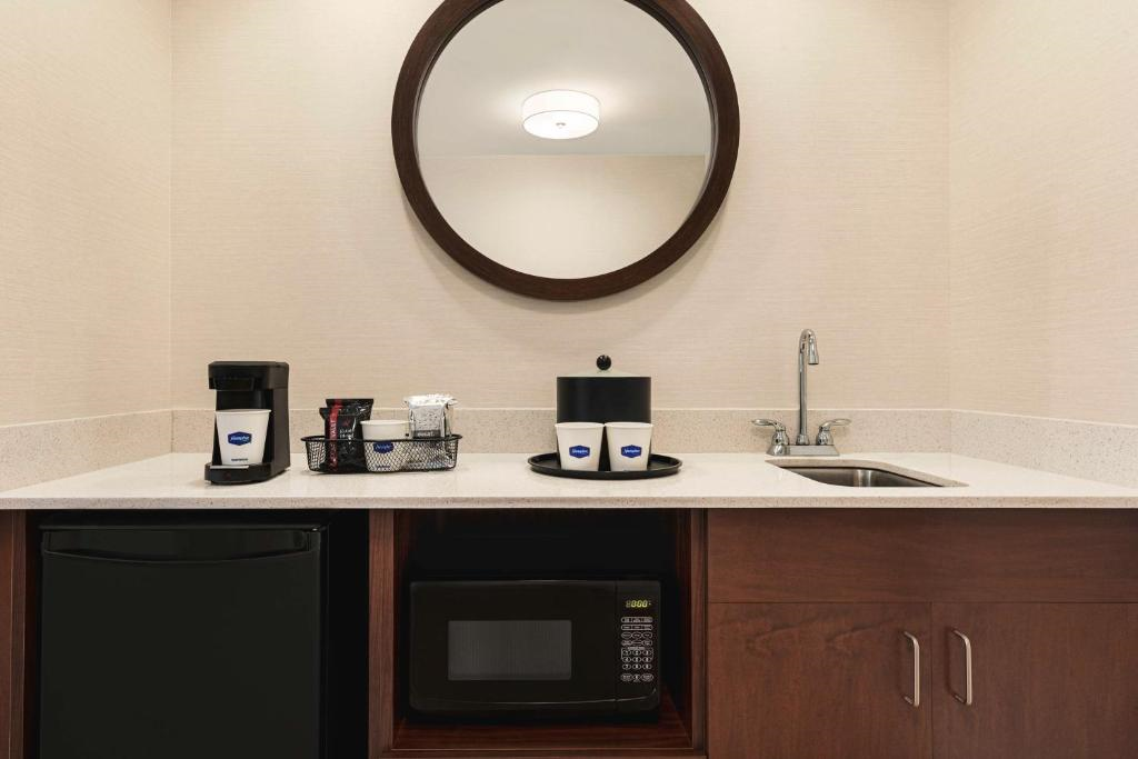 Hampton Inn & Suites Pittsburgh Waterfront West Homestead