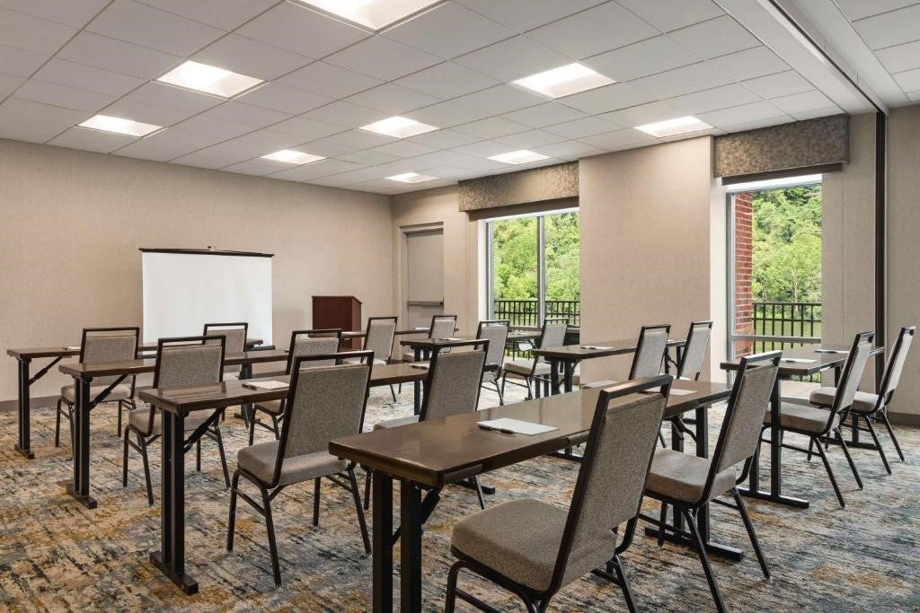 Hampton Inn & Suites Pittsburgh Waterfront West Homestead