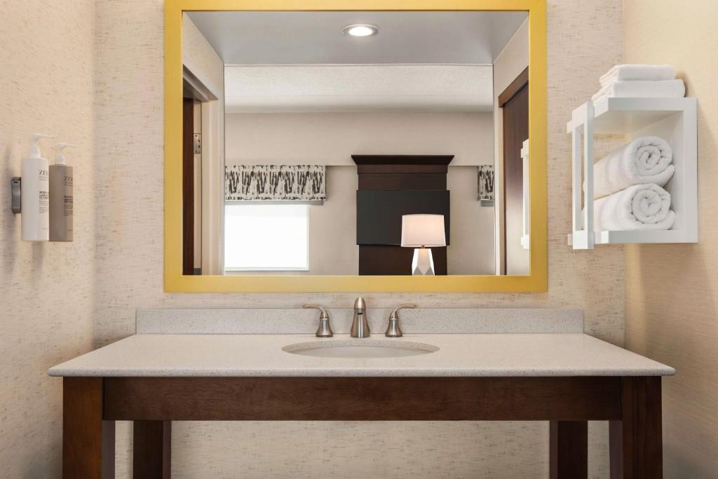 Hampton Inn & Suites Pittsburgh Waterfront West Homestead