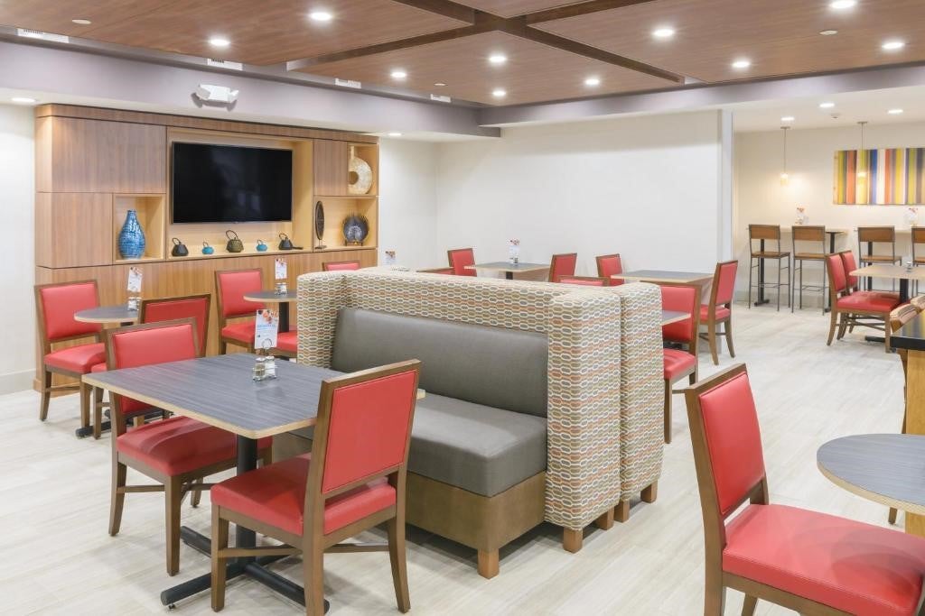 Holiday Inn Express Southington, CT - Near Lake Compounce