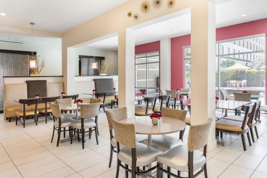 Holiday Inn Express & Suites Anaheim Resort Area