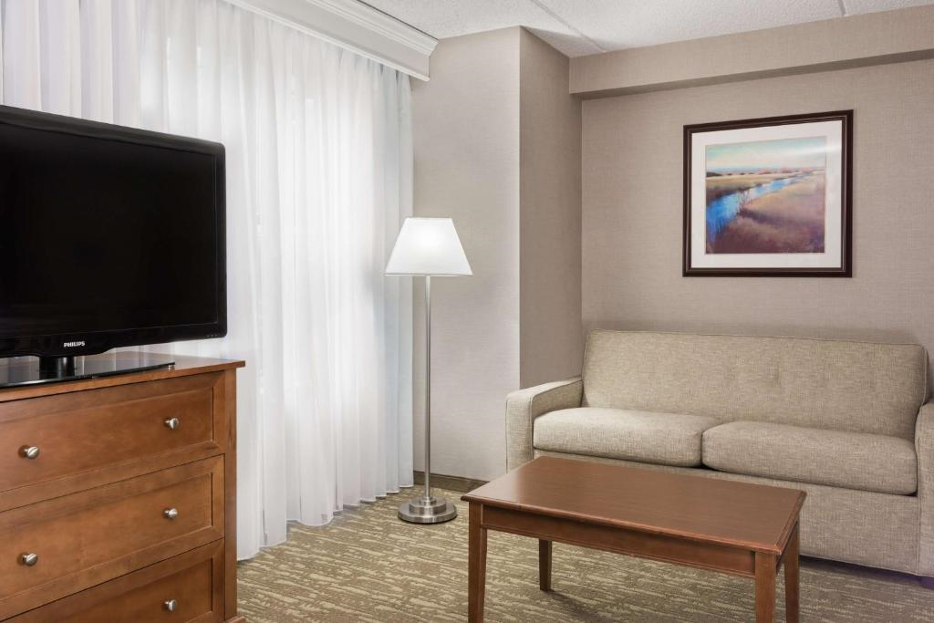 Homewood Suites Holyoke - Hotel with Full Kitchens
