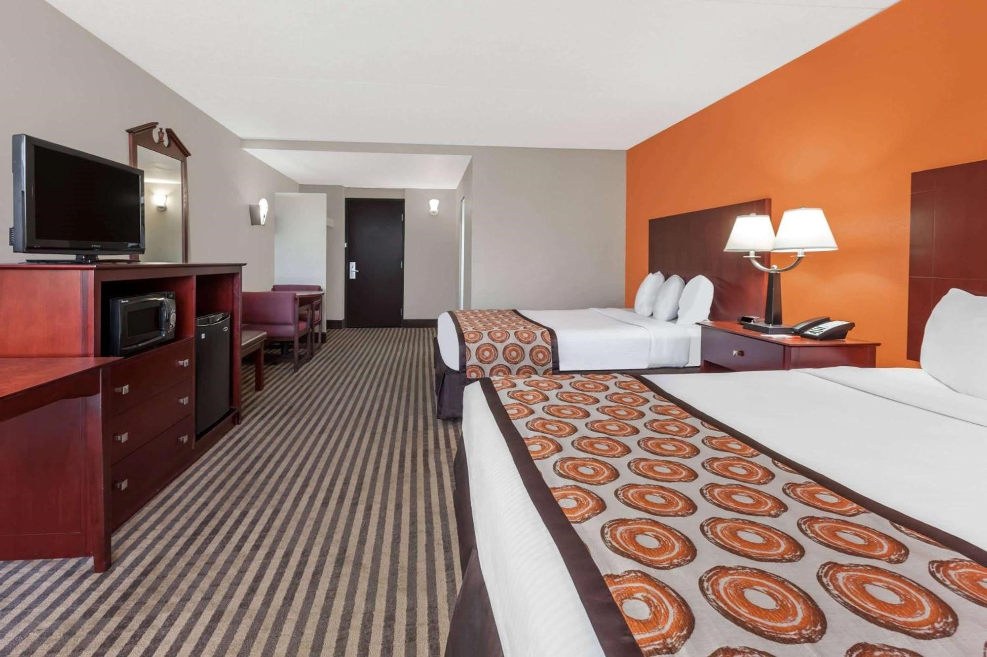 Hotels Near Six Flags Arlington | Howard Johnson Arlington TX