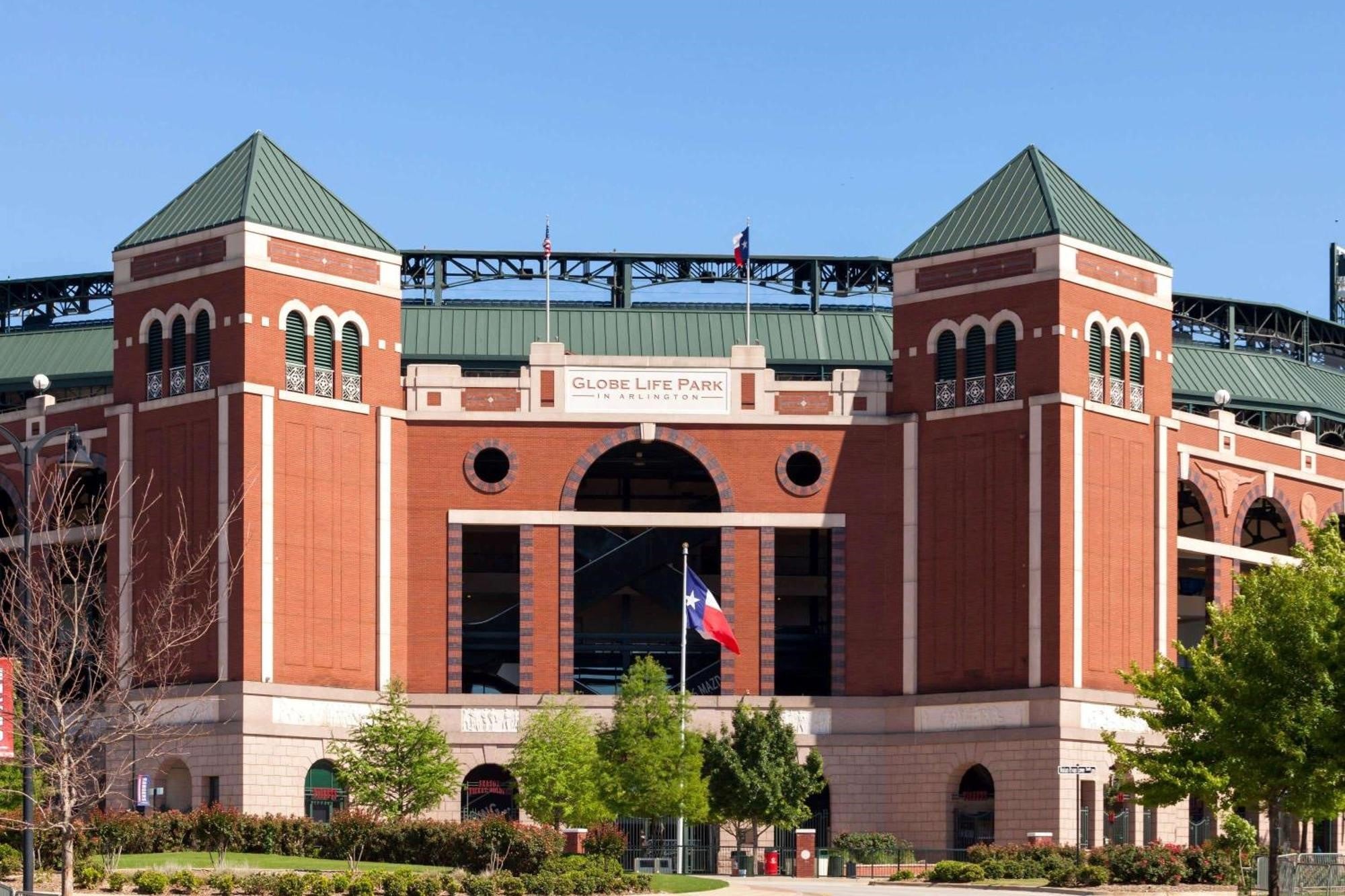 Hotels Near Six Flags Arlington | Howard Johnson Arlington TX