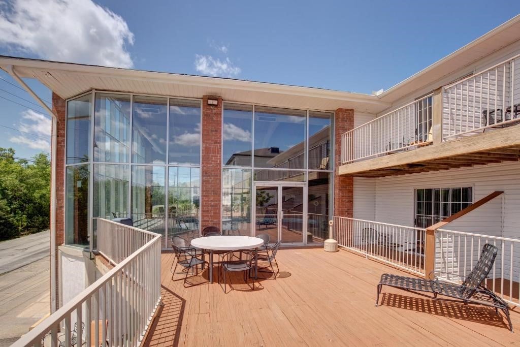 Howard Johnson in Branson - Near Theaters & Top Attractions