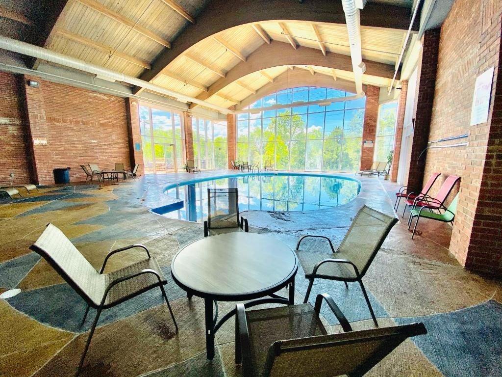 Howard Johnson in Branson - Near Theaters & Top Attractions