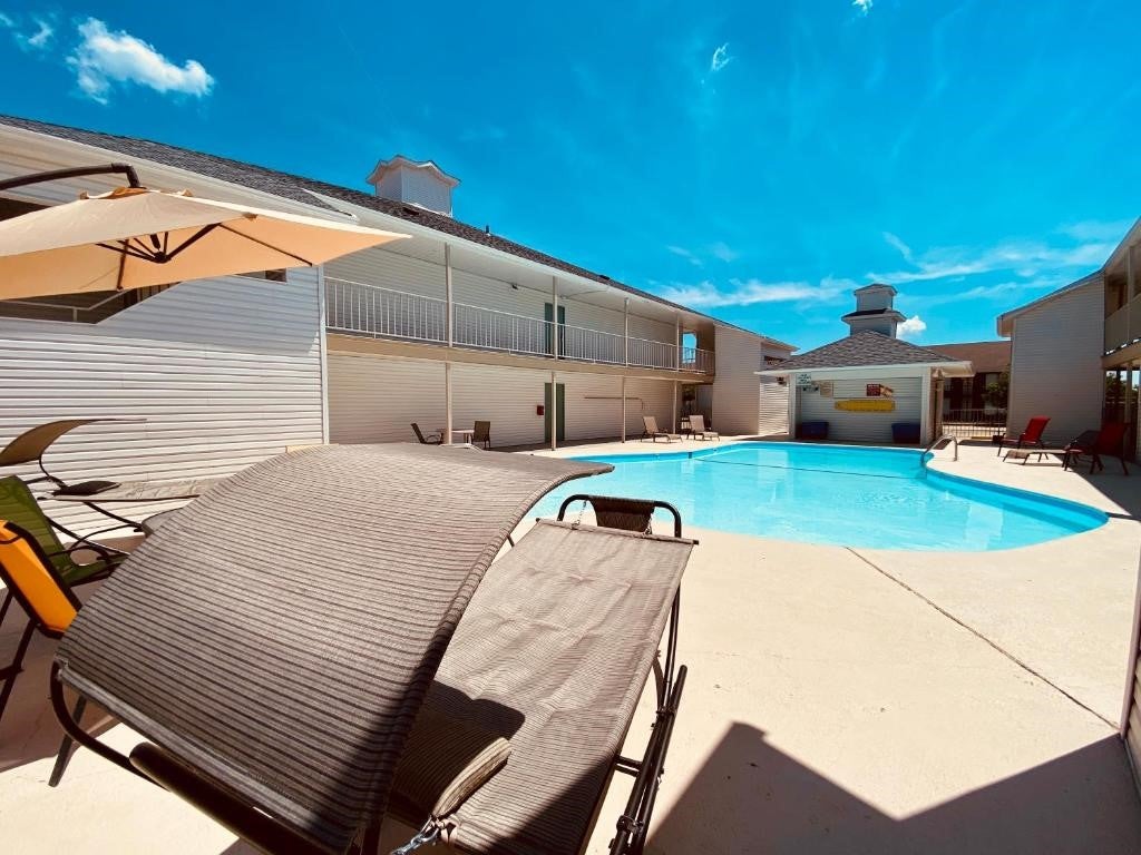 Howard Johnson in Branson - Near Theaters & Top Attractions