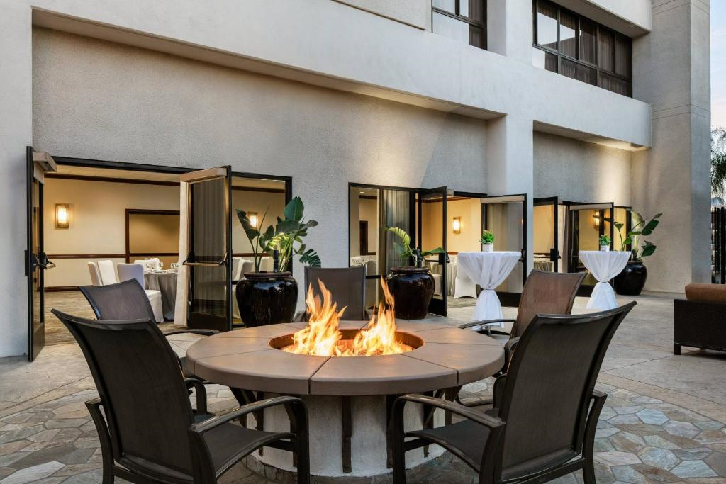 Marriott Riverside at the Convention Center - Downtown Riverside Hotel