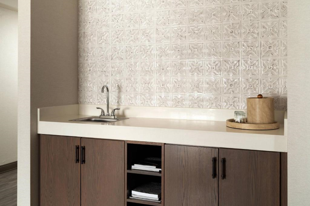 Marriott Riverside at the Convention Center - Downtown Riverside Hotel