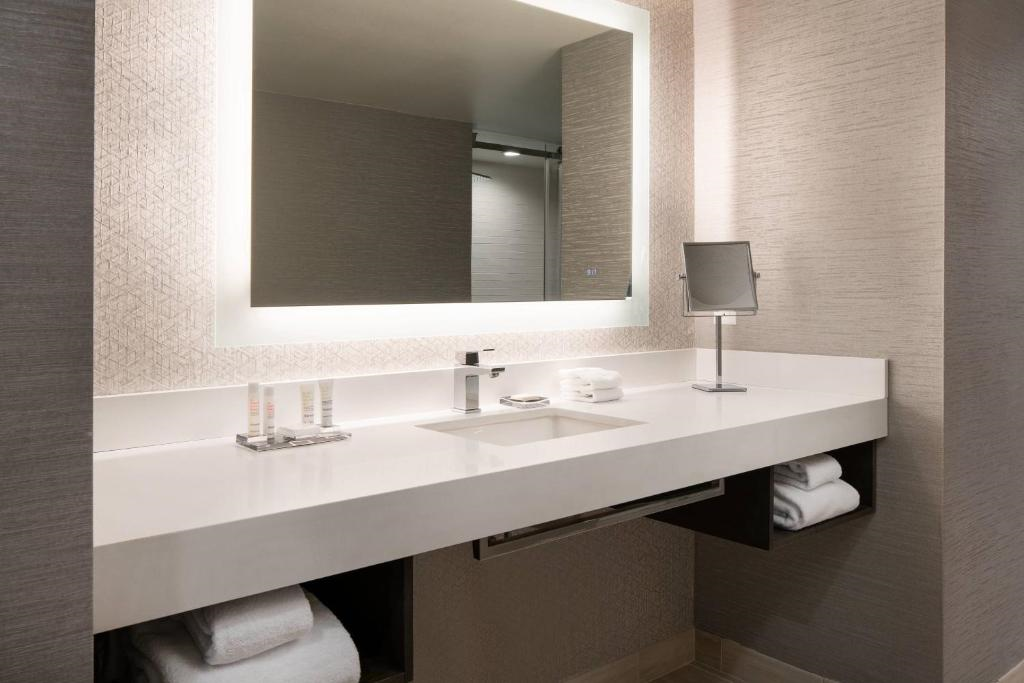 Marriott Riverside at the Convention Center - Downtown Riverside Hotel