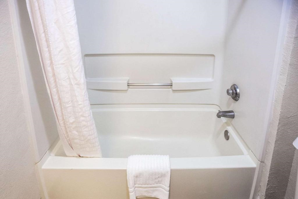 Quality Inn Near Six Flags Discovery Kingdom-Napa Valley