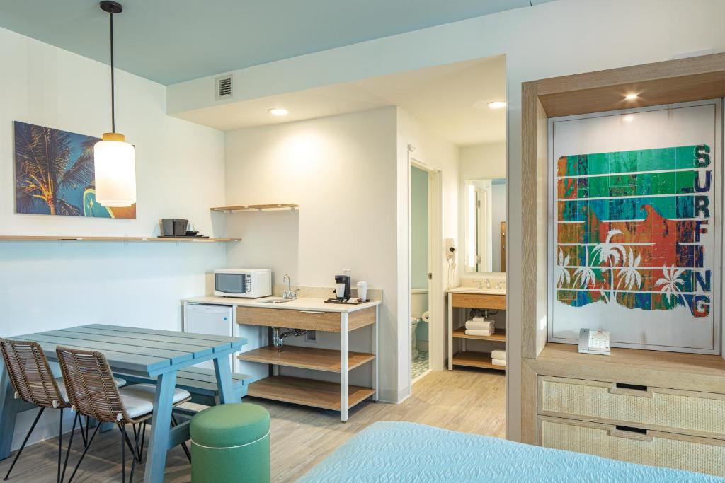 Universal's Endless Summer Resort Dockside Inn and Suites