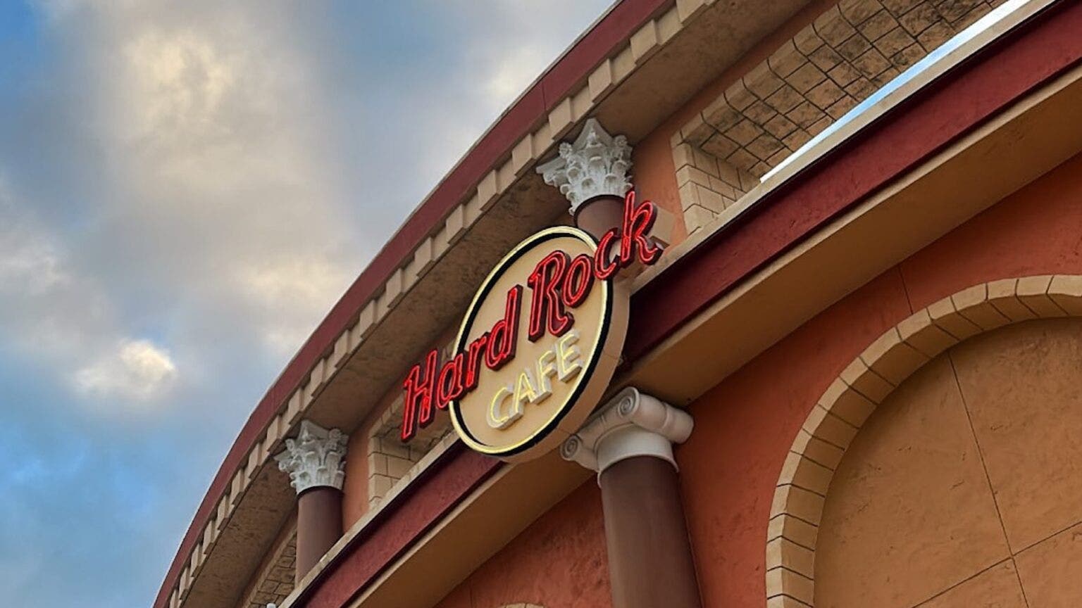 Hard Rock Cafe Orlando: Savor Delish Eats & Live Music